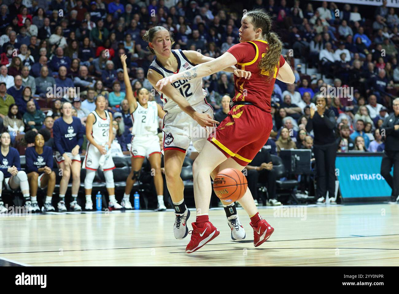UNCASVILLE, CT - DECEMBER 17: UConn Huskies guard Ashlynn Shade (12 ...