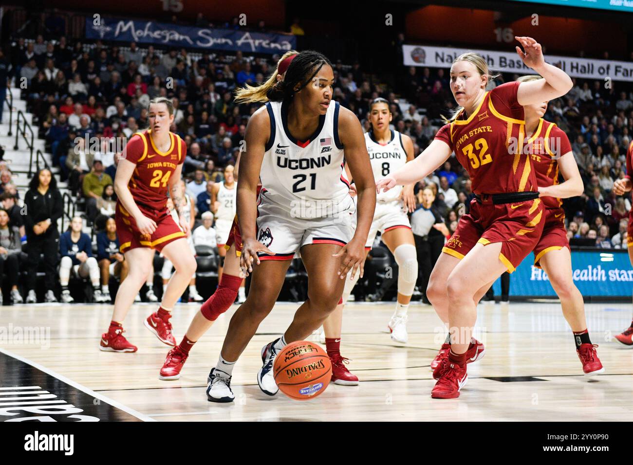 Uncasville, CT, USA. 17th Dec, 2024. UConn Huskies forward Sarah Strong ...