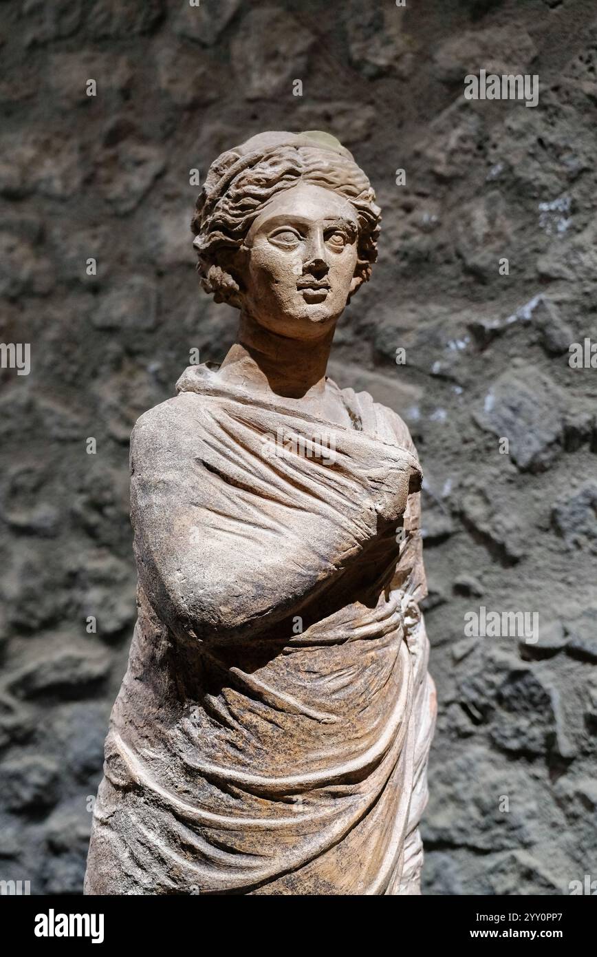 Ancient Roman woman statue, Pompeii Italy Stock Photo - Alamy