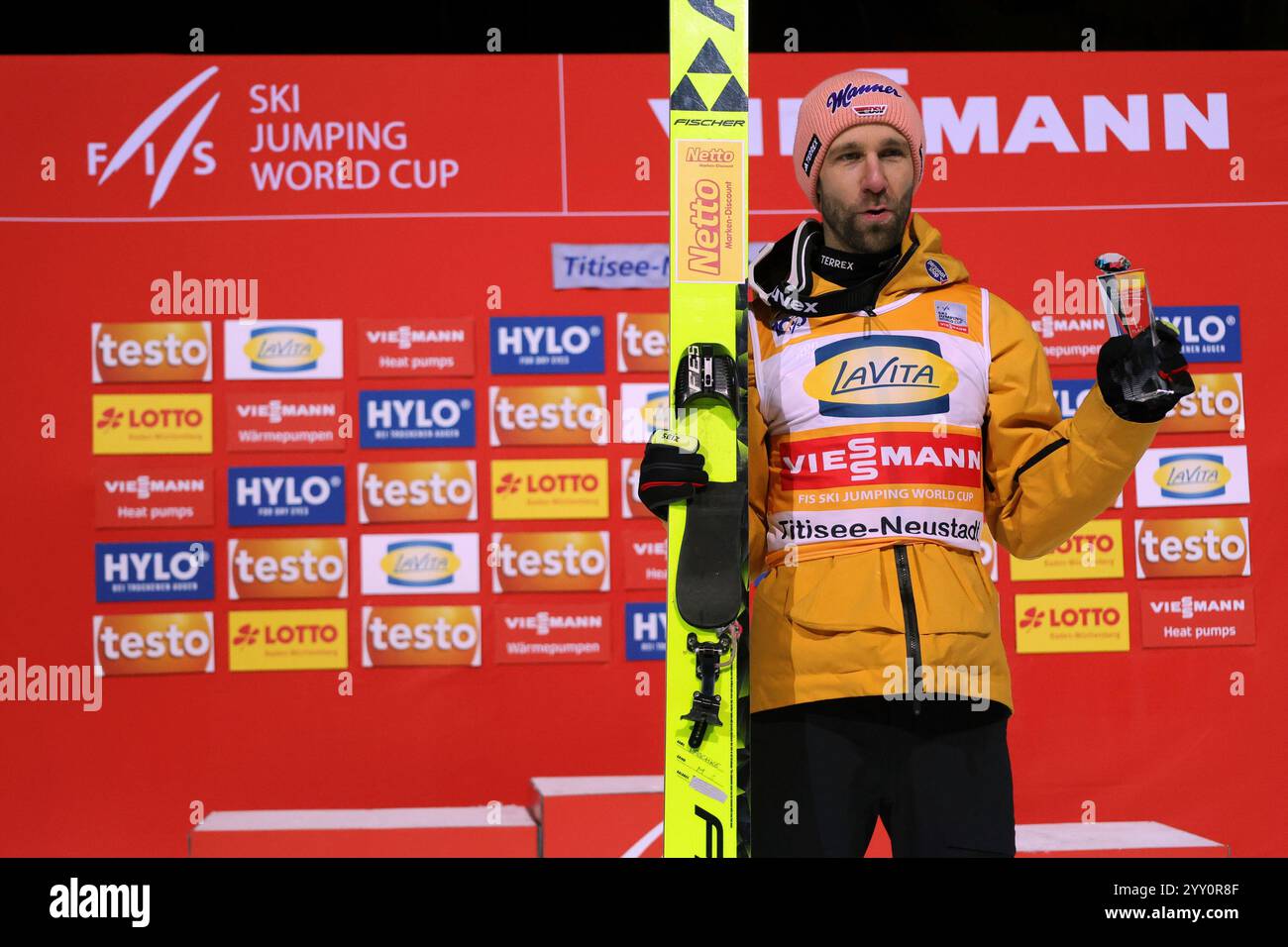 Pius Paschke (SC Kiefersfelden) bei der Siegerehrung zum FIS Skisprung ...
