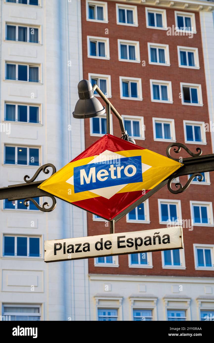 Metro sign plaza de hi-res stock photography and images - Alamy