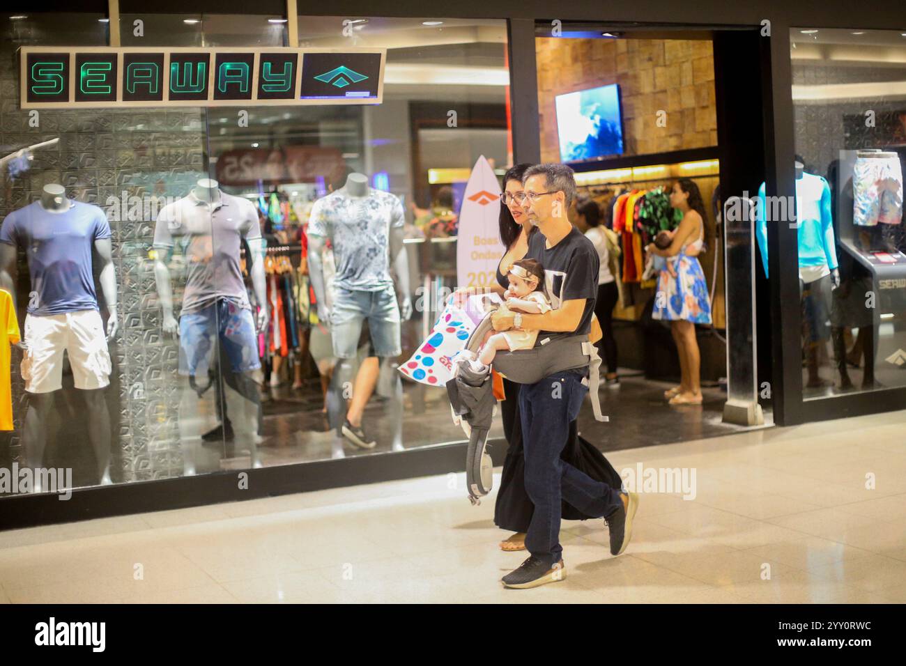 PE - RECIFE - 12/18/2024 - RECIFE, SHOPPING MALL MOVEMENT - Consumer ...