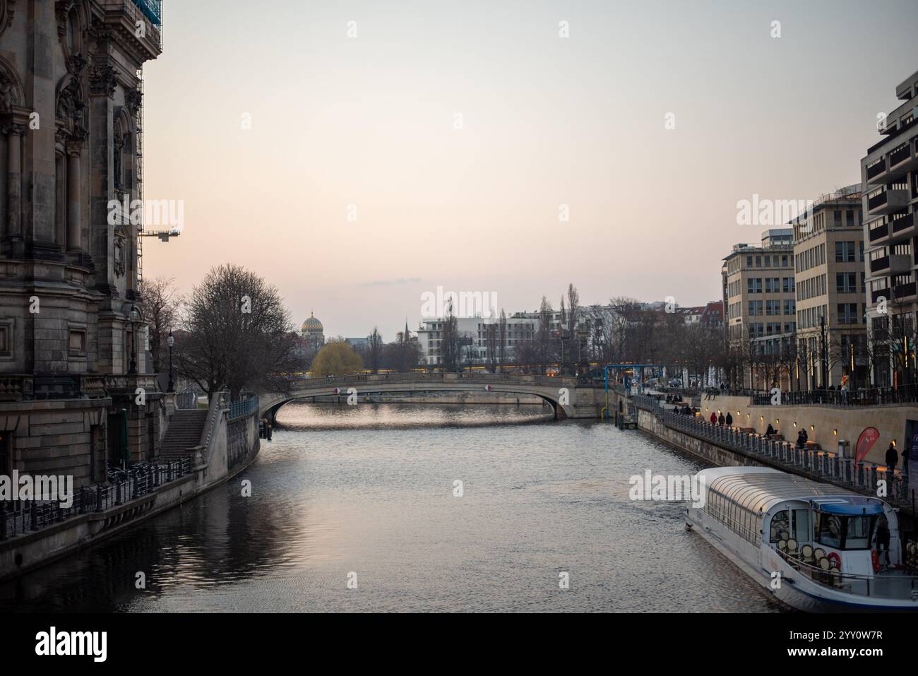 Berlin canals and domes hi-res stock photography and images - Alamy