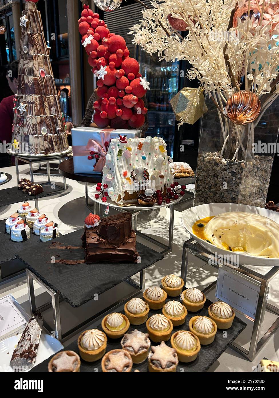 Hospitalityluxurious christmas buffet with elegant festive decorations ...