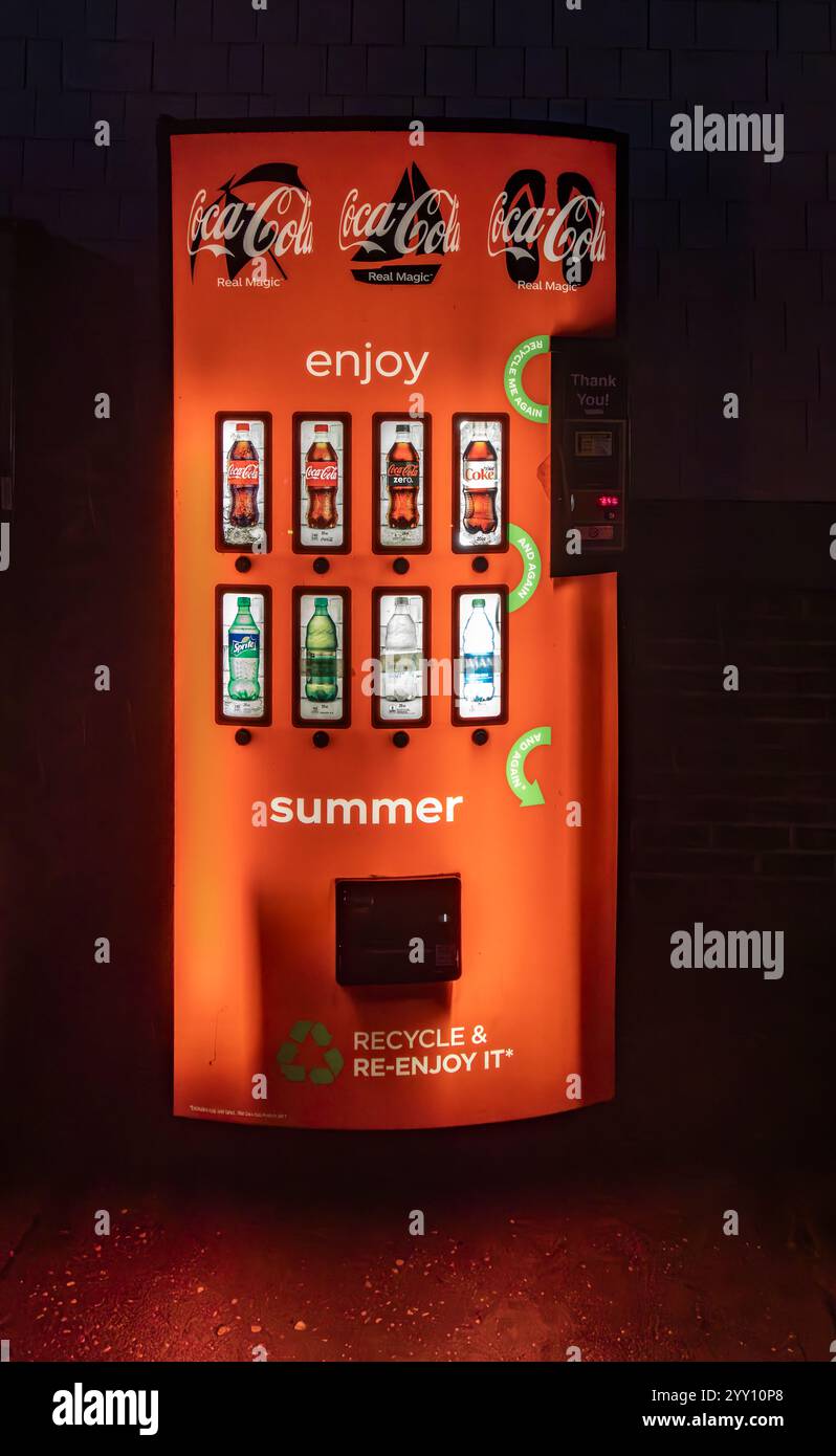 Coke machine hi-res stock photography and images - Alamy