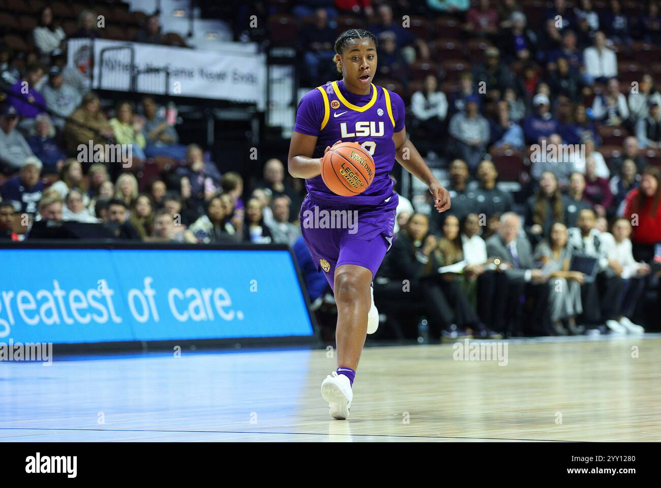 UNCASVILLE, CT - DECEMBER 17: LSU Lady Tigers guard Mikaylah Williams ...