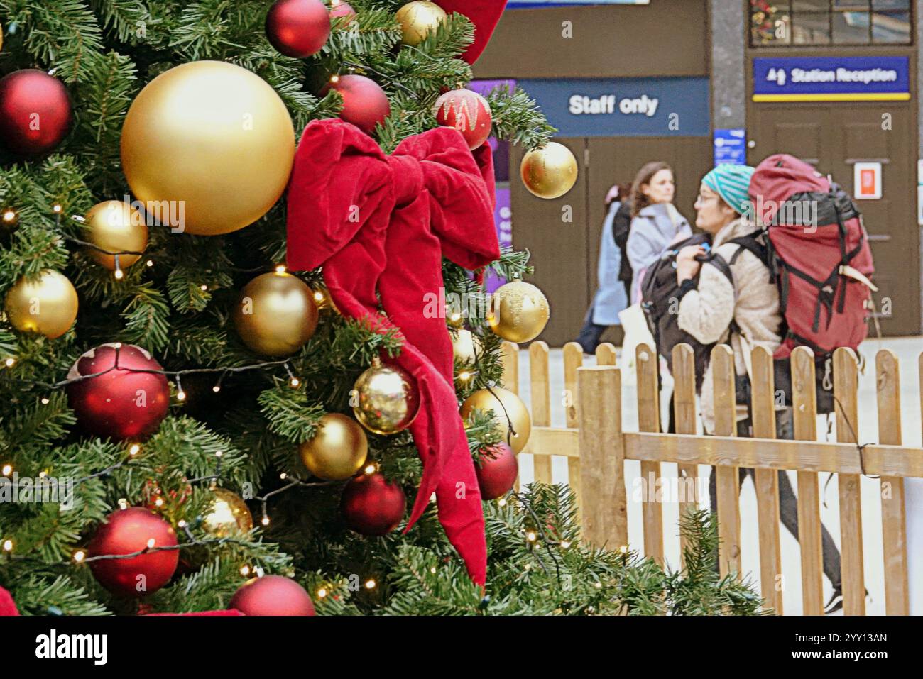 Glasgow, Scotland, UK. 18th December, 2024. Christmas train station saw ...