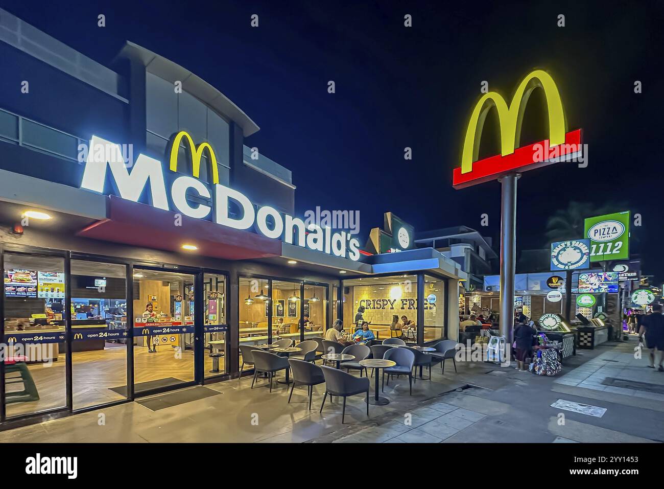 Fast food restaurant at night hi-res stock photography and images - Alamy