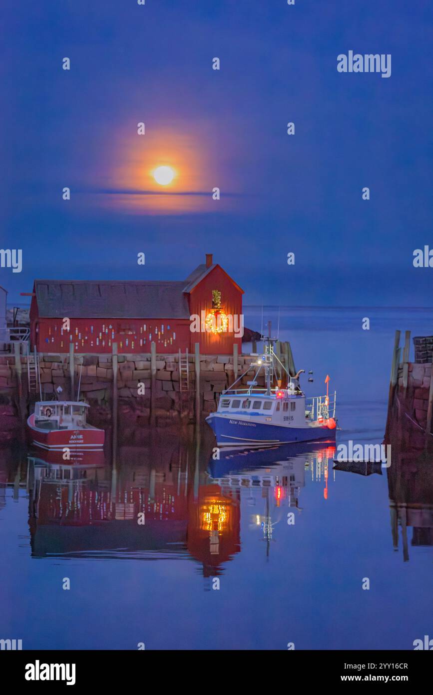 Red moon boat hi-res stock photography and images - Alamy