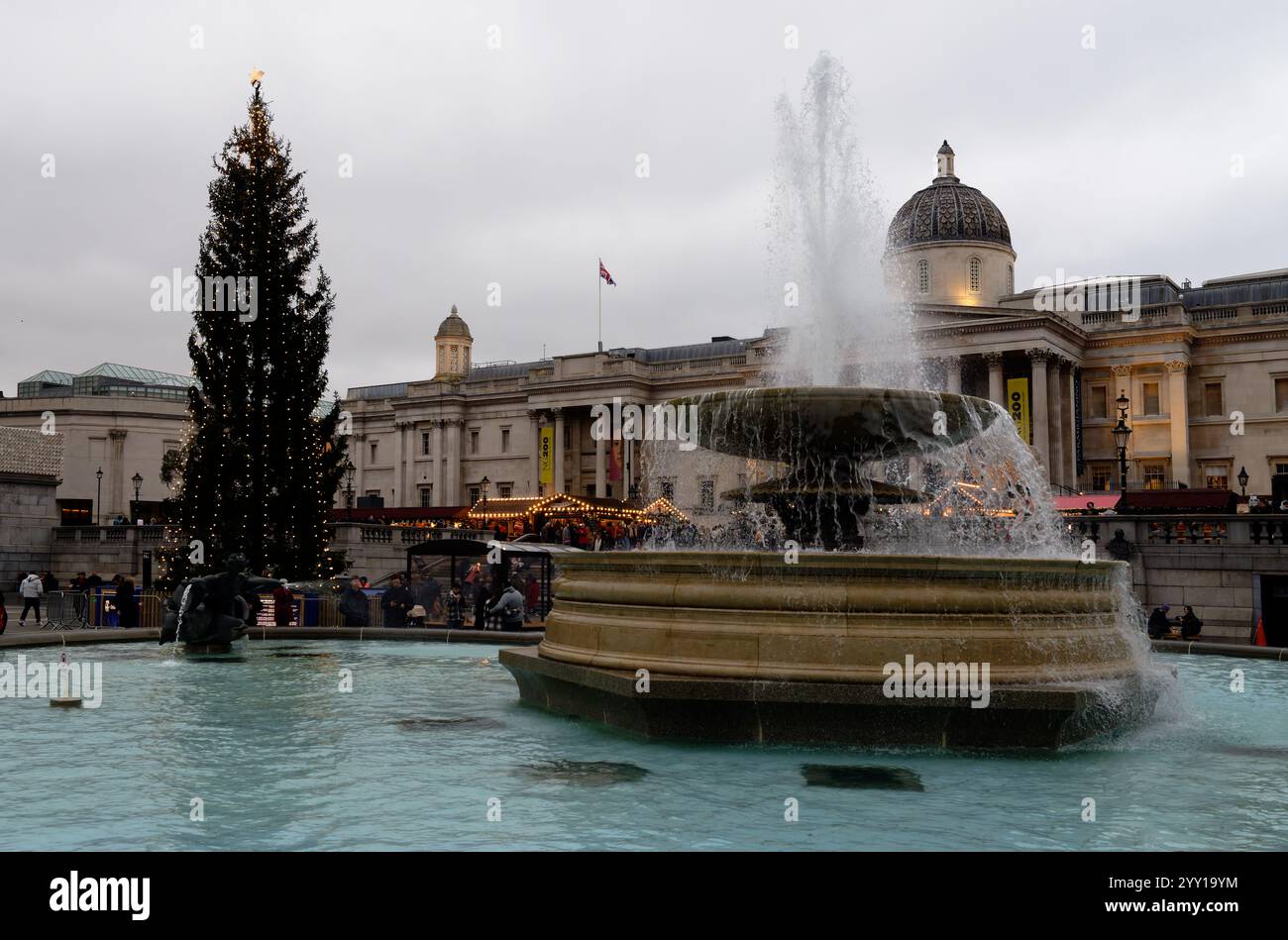 Christmas Market, tree and fountain in Trafalgar Square, London ...
