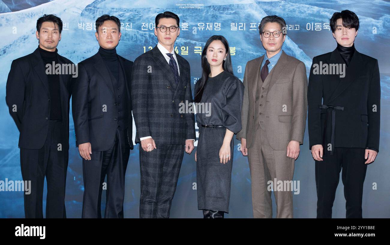 Seoul, South Korea. 18th Dec, 2024. (L to R) South Korean actors Park ...