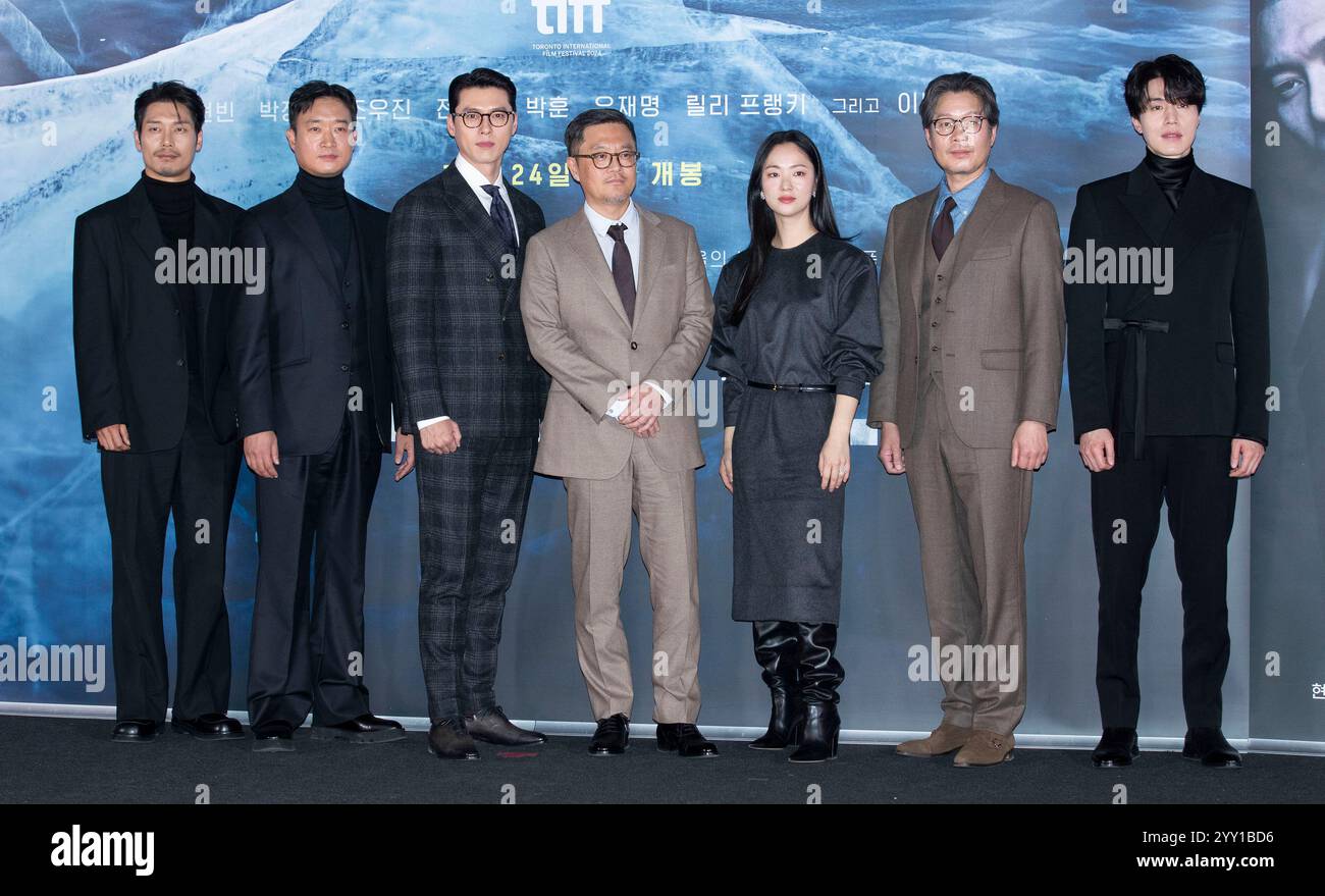 Seoul, South Korea. 18th Dec, 2024. (L to R) South Korean actors Park ...