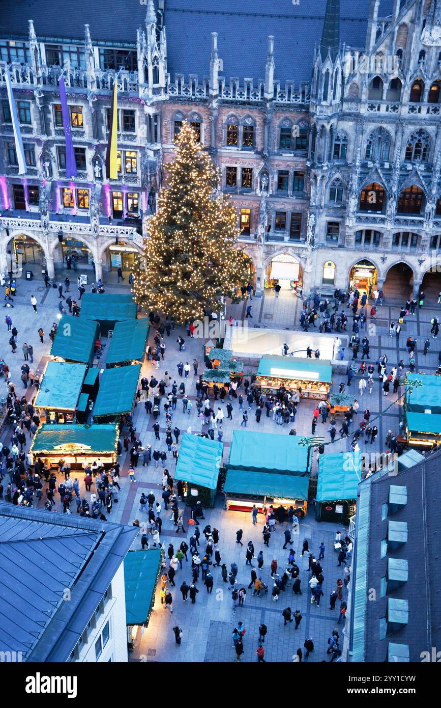 Lively Christmas market at Munich's Marienplatz with decorated ...