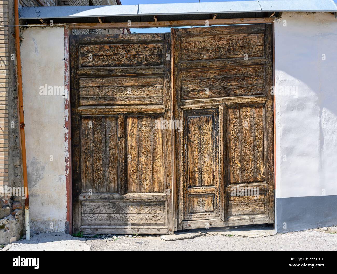 Old carved wooden gates with Uzbek traditional patterns in Samarkand ...