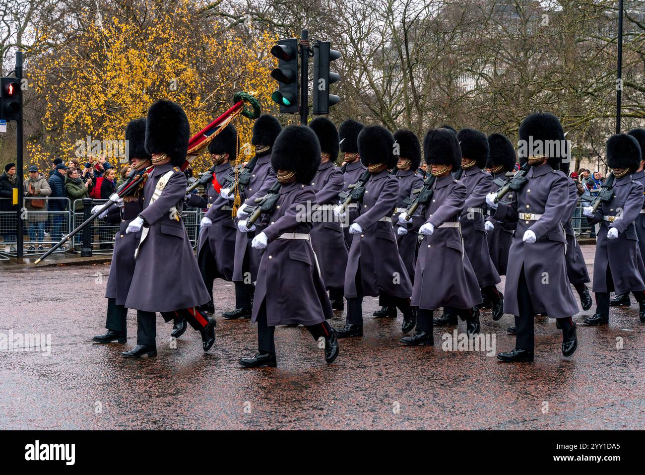 Buckingham palace marching in the rain hi-res stock photography and images - Alamy