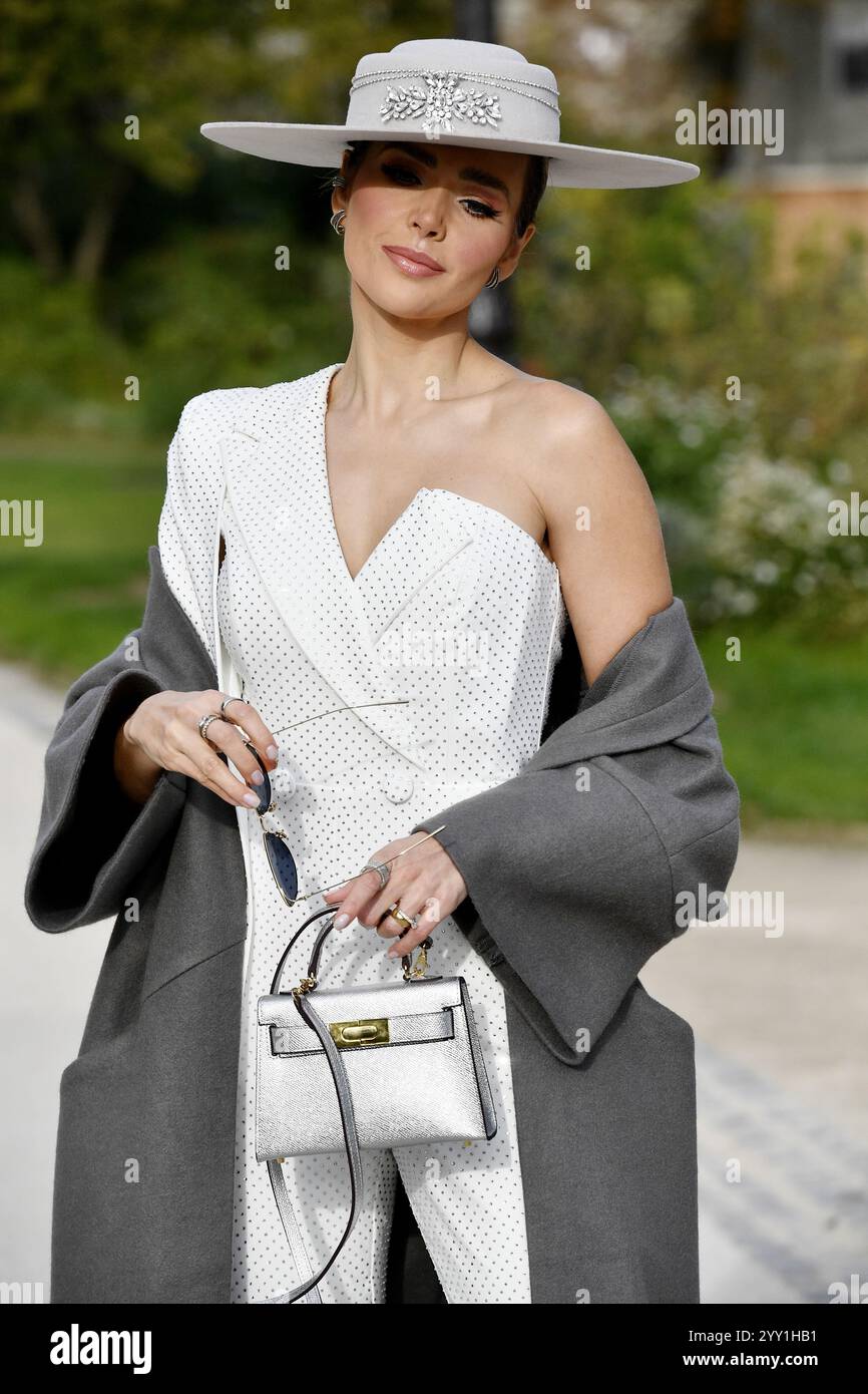 Street style outside CHANEL at Paris Fashion Week / October 1st 2024 ...
