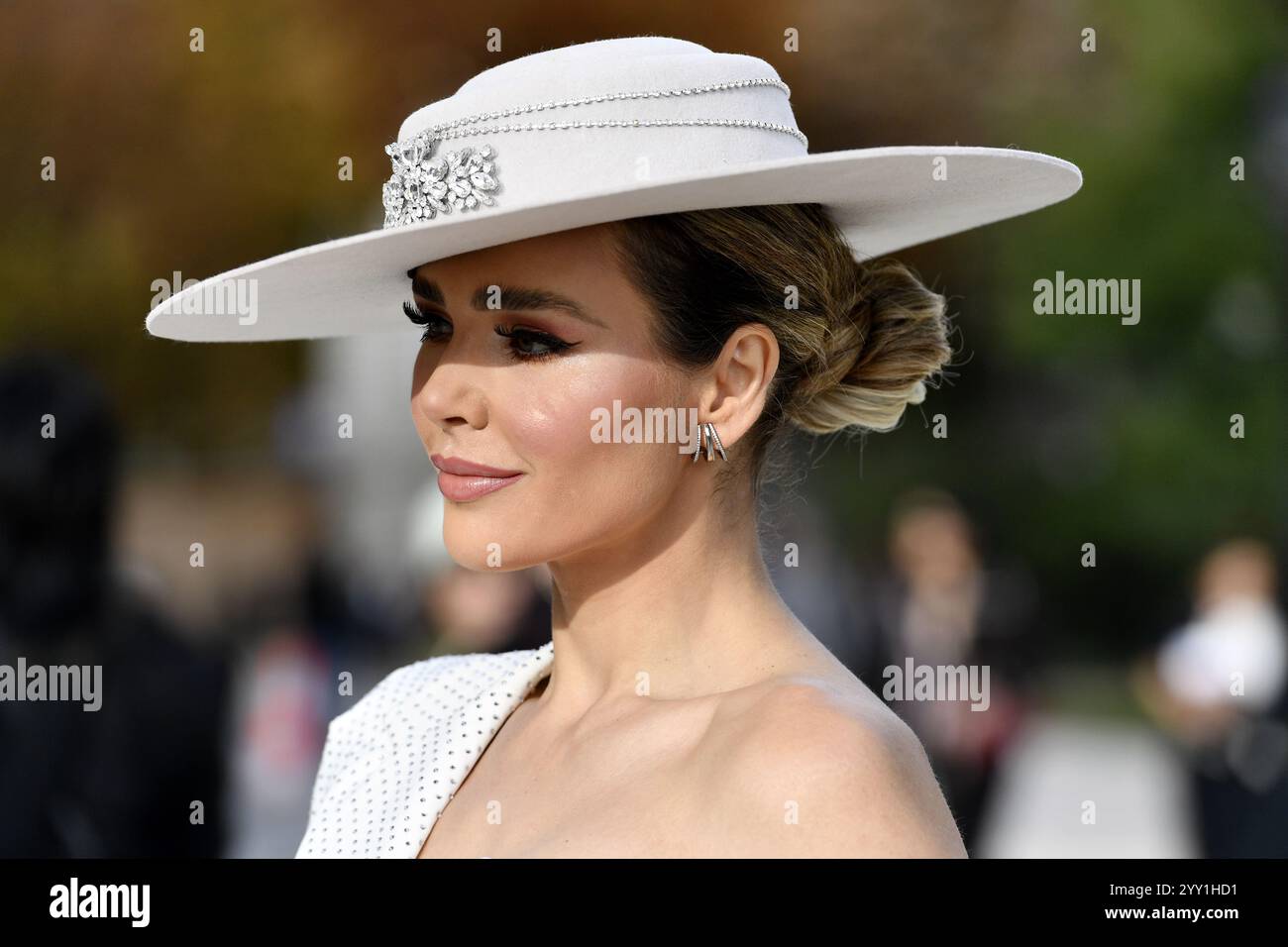 Street style outside CHANEL at Paris Fashion Week / October 1st 2024 ...