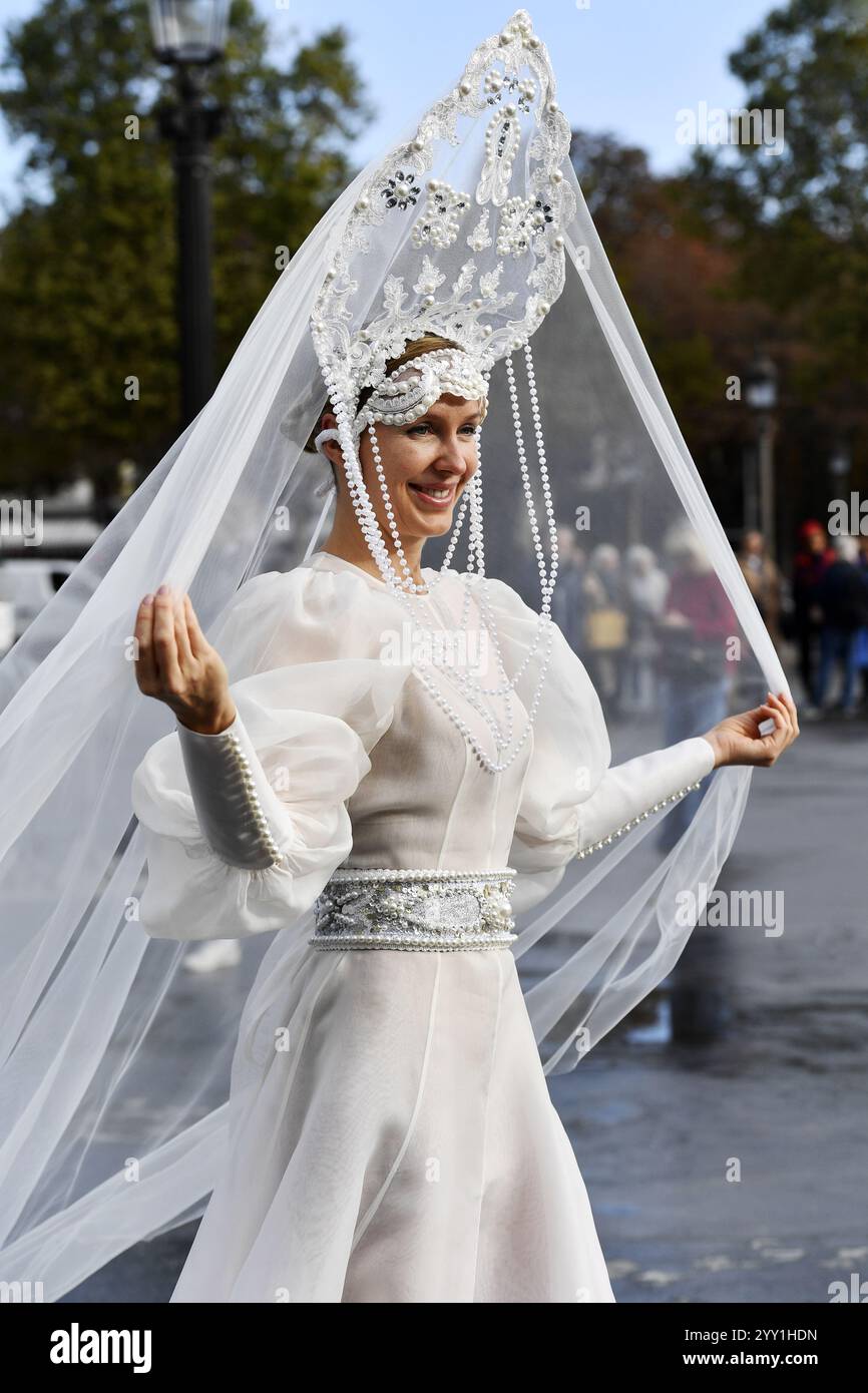 Street style outside CHANEL at Paris Fashion Week / October 1st 2024 ...
