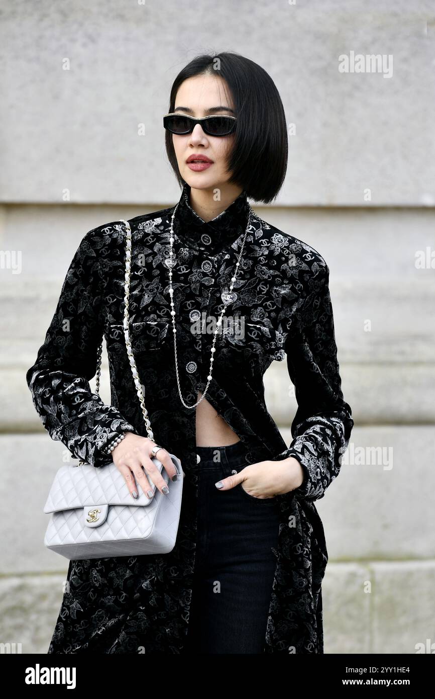 Street style outside CHANEL at Paris Fashion Week / October 1st 2024 ...