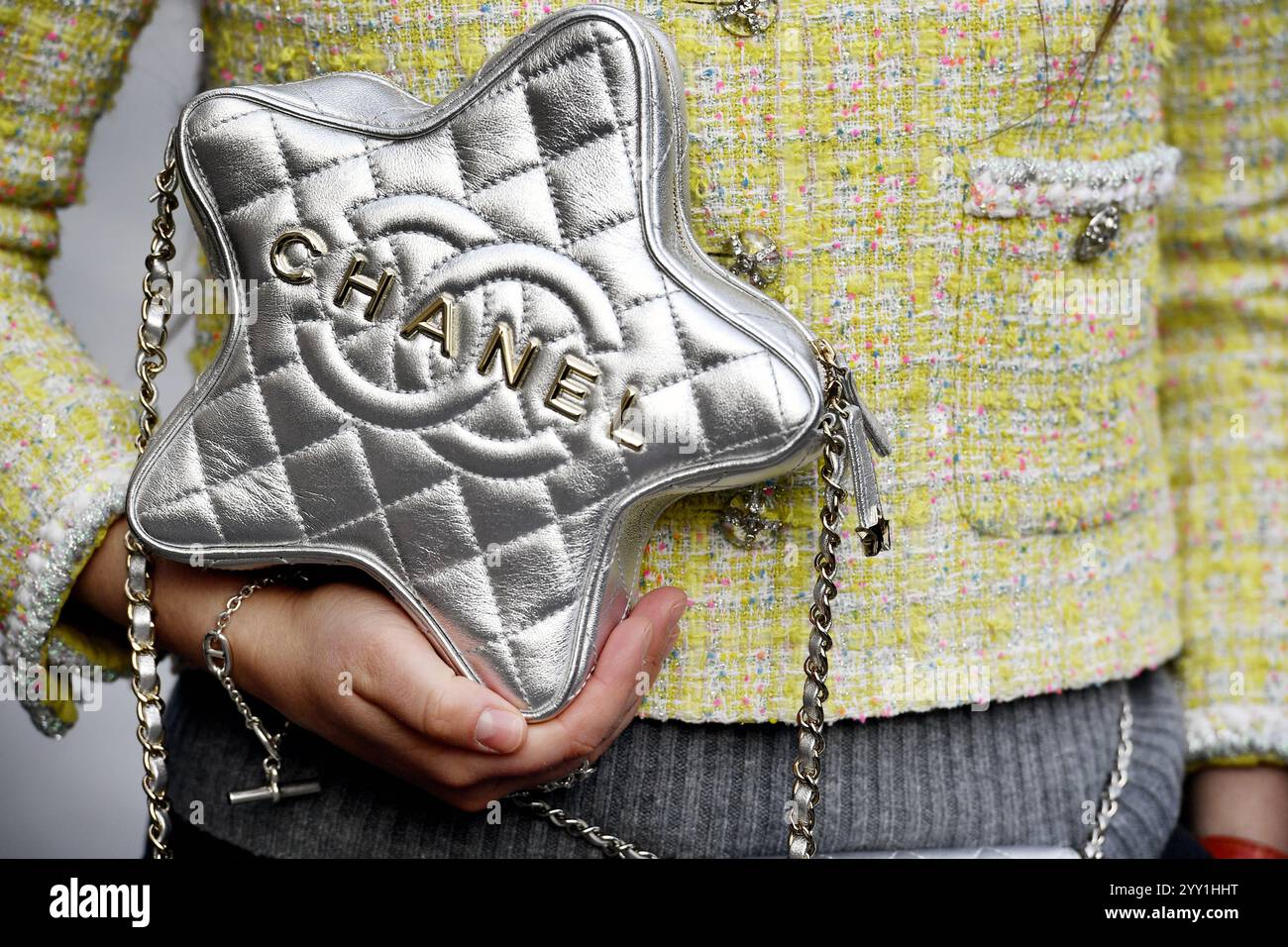 Street style outside CHANEL at Paris Fashion Week / October 1st 2024 ...