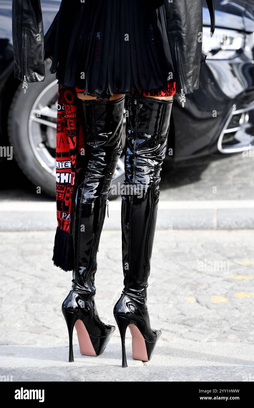 Street style outside CHANEL at Paris Fashion Week / October 1st 2024 ...