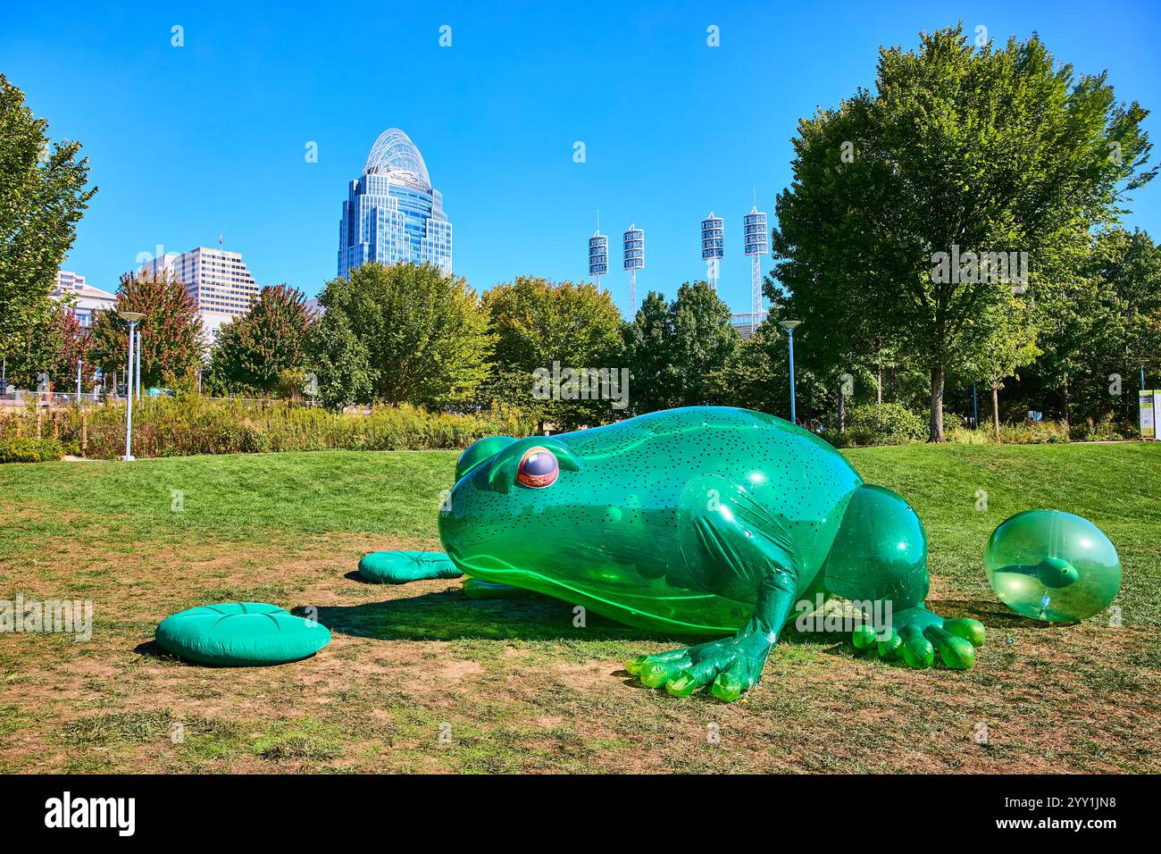 Inflatable Frog Art in Smale Riverfront Park with Skyline View Stock ...
