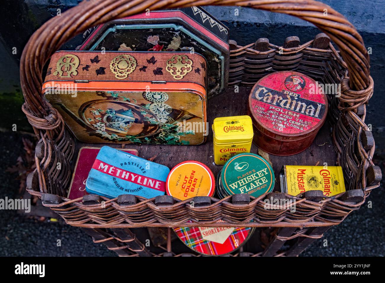 Cut golden bar tin hi-res stock photography and images - Alamy