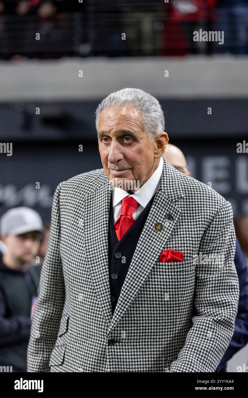 Atlanta Falcons owner Arthur Blank enters the field before the Falcons ...
