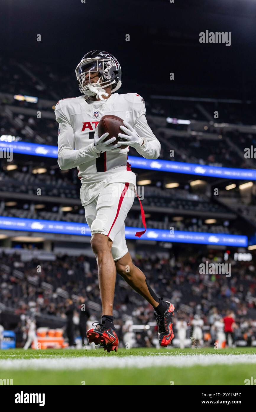 Atlanta Falcons wide receiver Darnell Mooney (1) warms up before ...