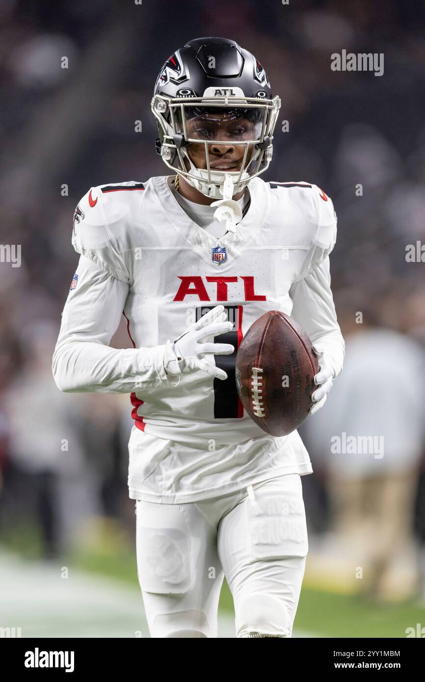 Atlanta Falcons wide receiver Darnell Mooney (1) warms up before ...