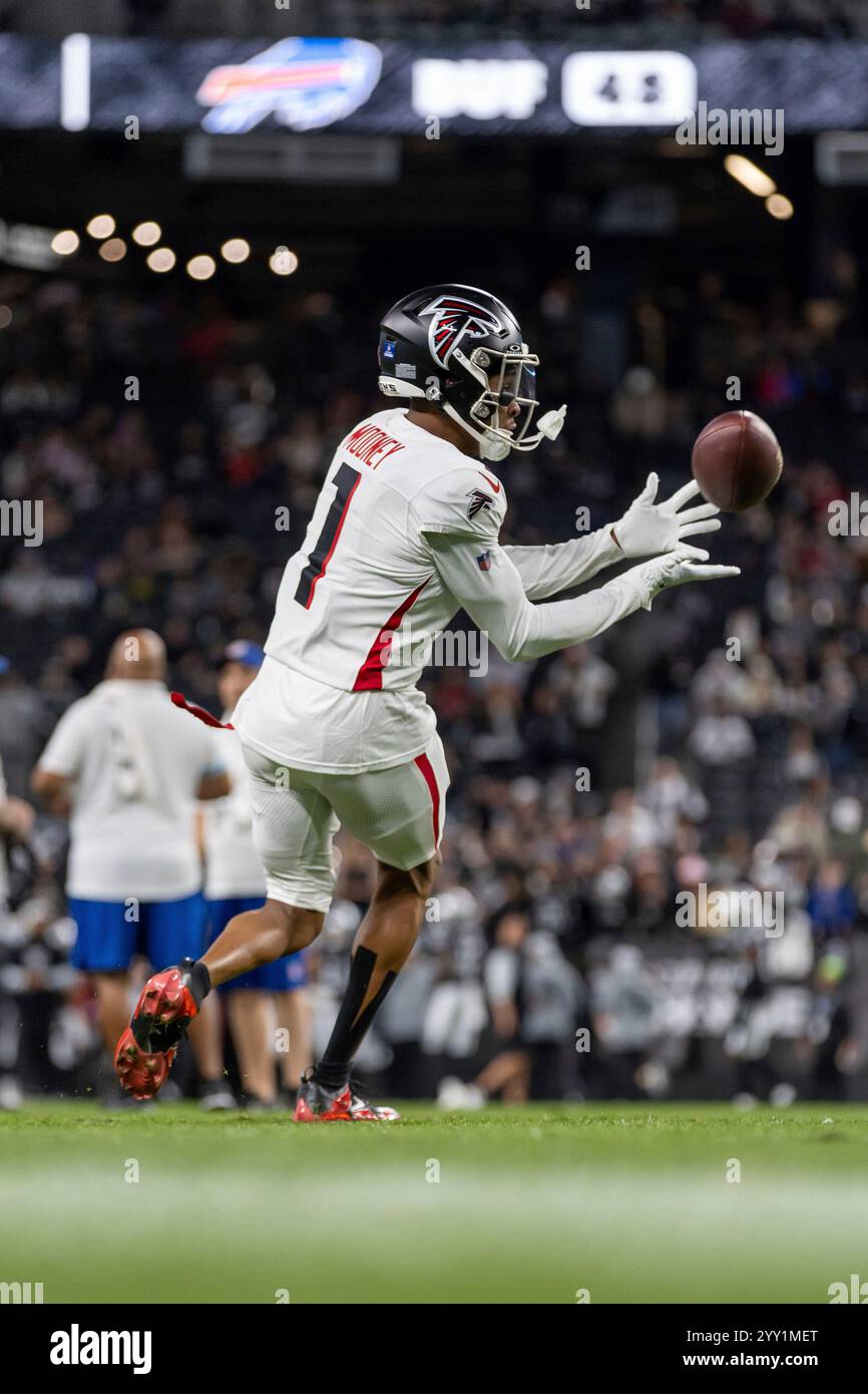 Atlanta Falcons wide receiver Darnell Mooney (1) warms up before ...