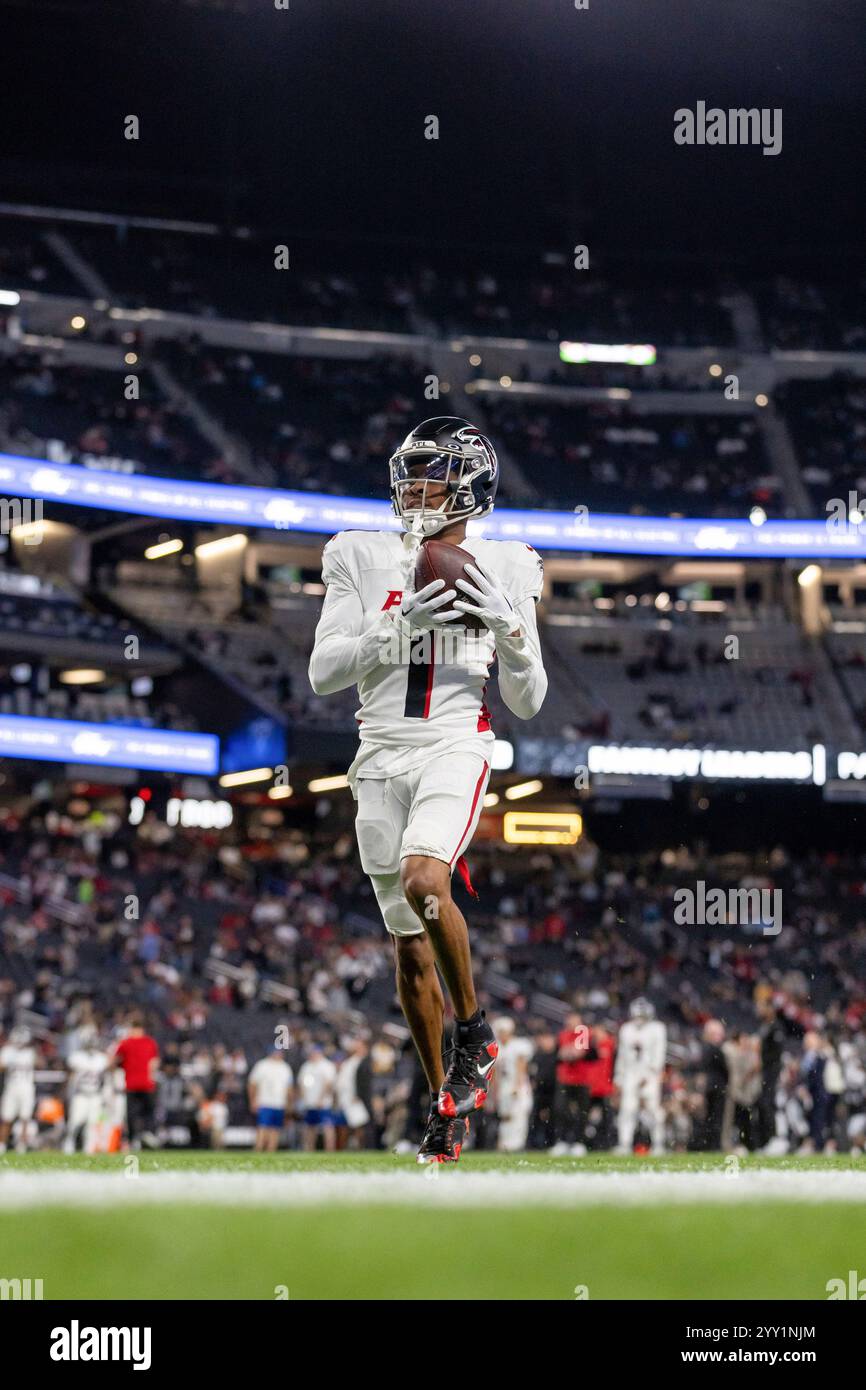 Atlanta Falcons wide receiver Darnell Mooney (1) warms up before ...