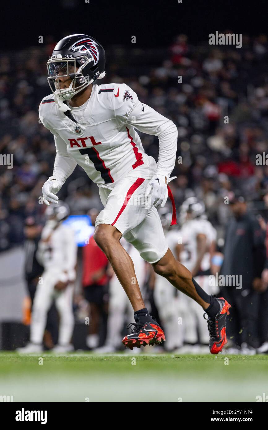 Atlanta Falcons wide receiver Darnell Mooney (1) warms up before ...