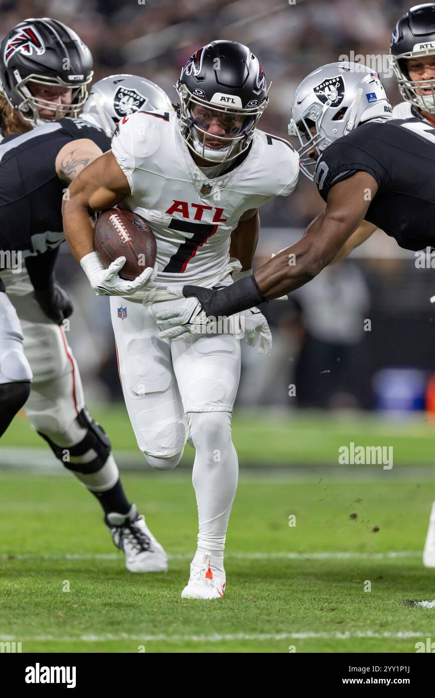 Atlanta Falcons running back Bijan Robinson (7) runs the ball against ...