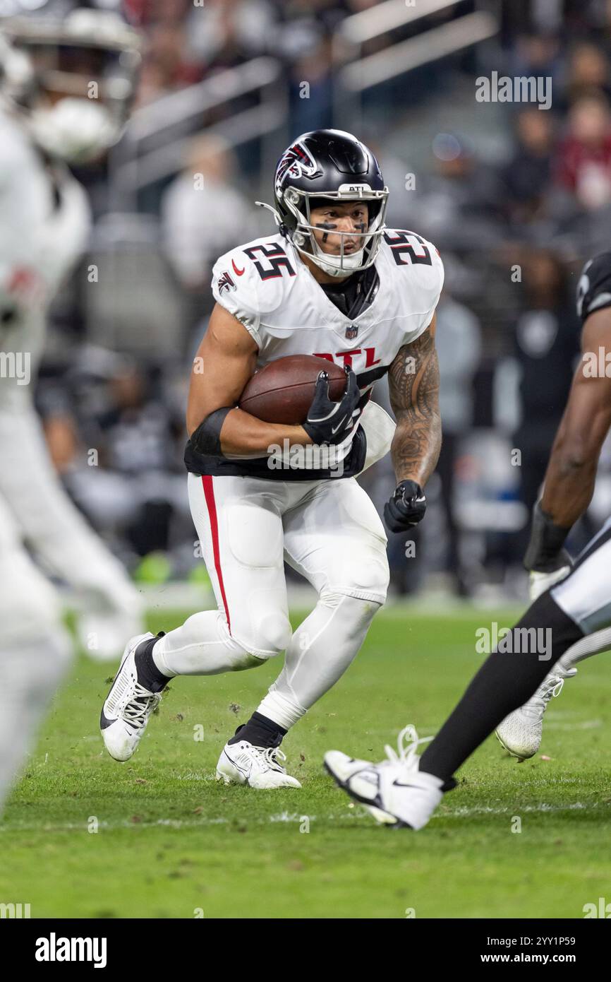 Atlanta Falcons running back Tyler Allgeier (25) runs the ball against ...