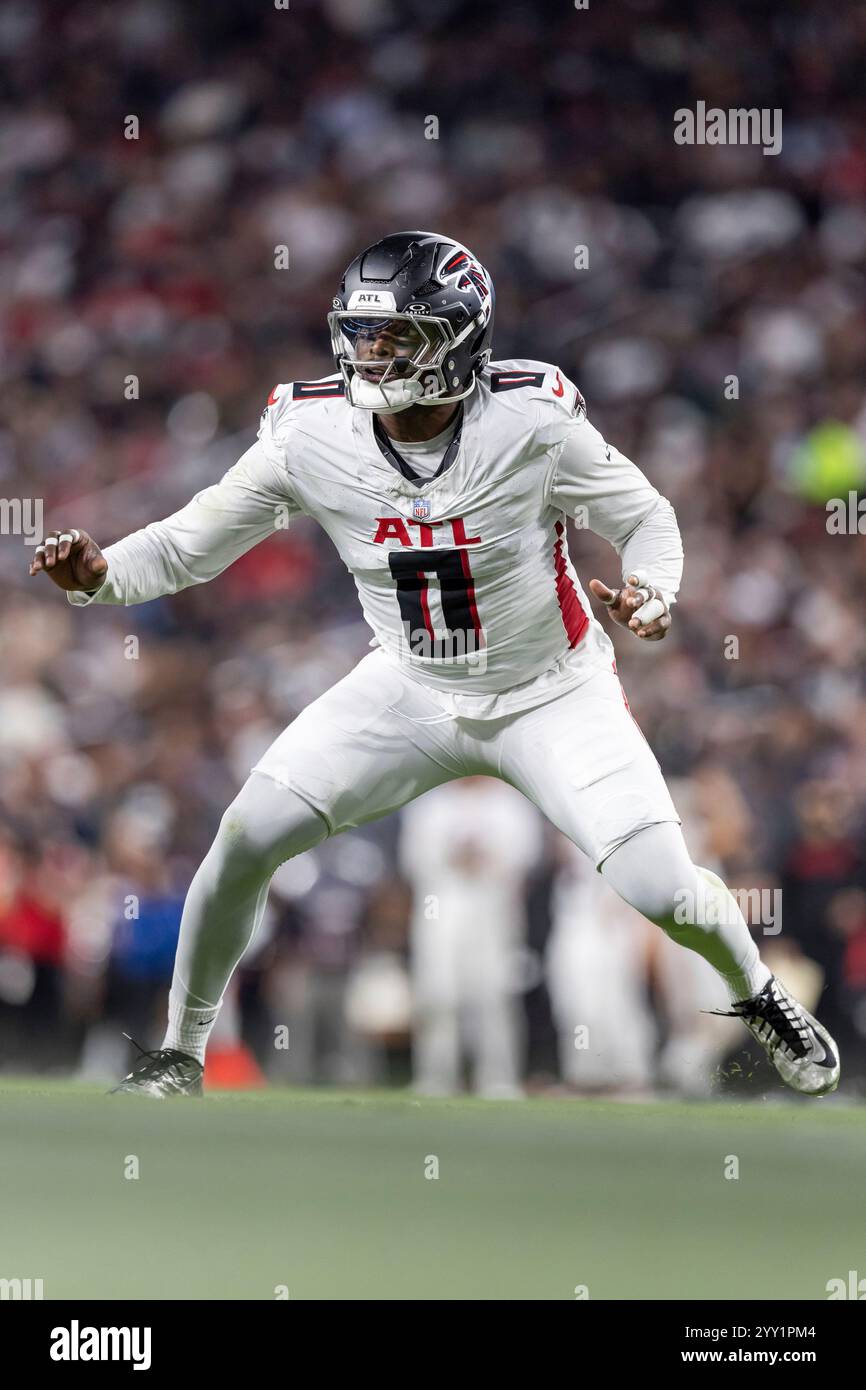 Atlanta Falcons linebacker Lorenzo Carter (0) lines up against the Las ...