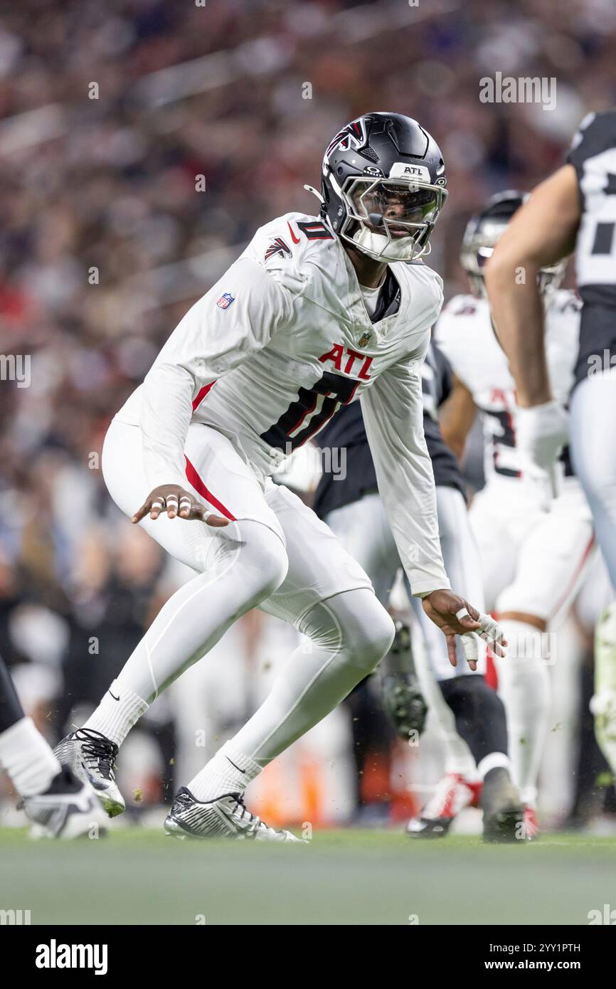 Atlanta Falcons linebacker Lorenzo Carter (0) lines up against the Las ...
