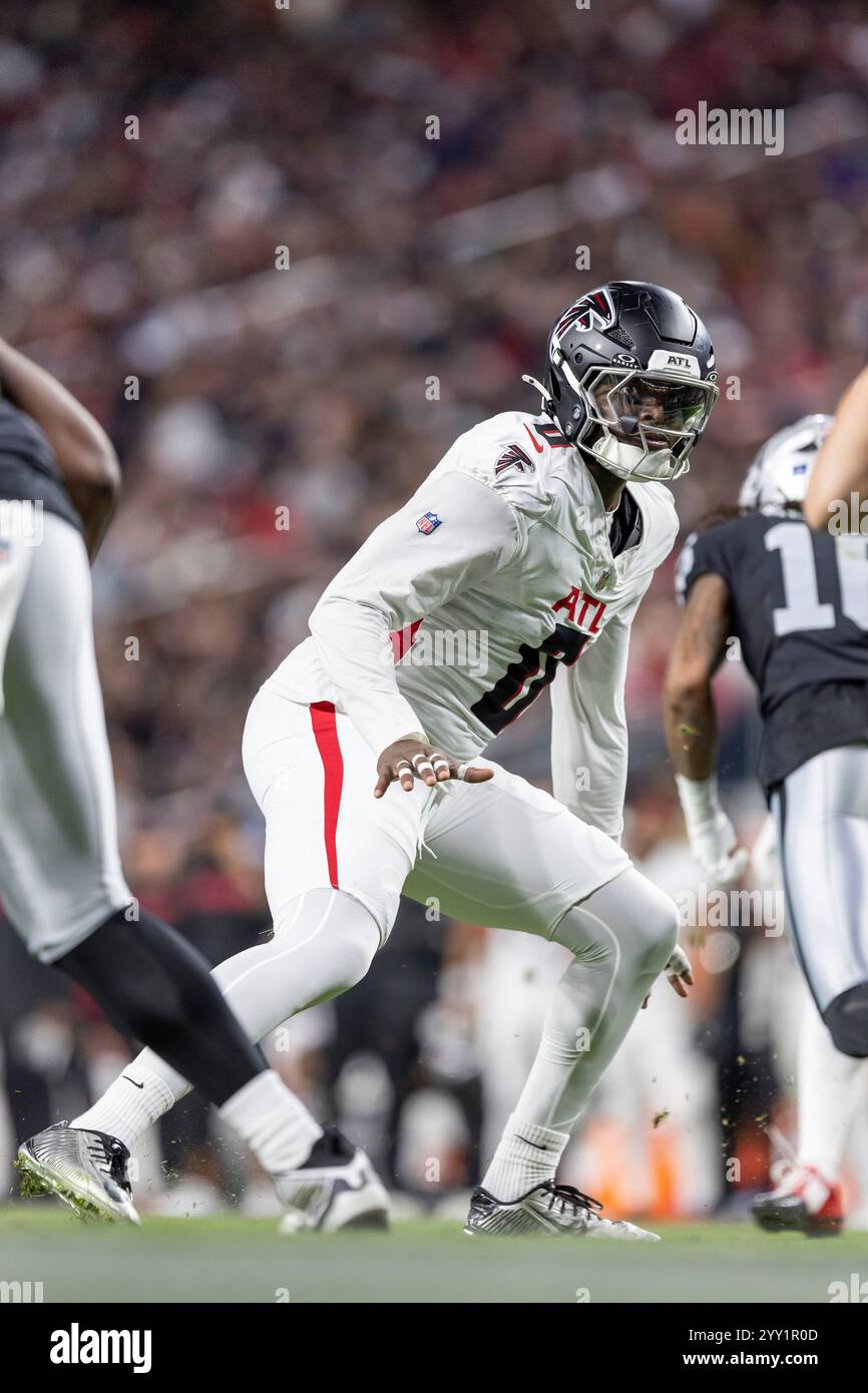 Atlanta Falcons linebacker Lorenzo Carter (0) lines up against the Las ...