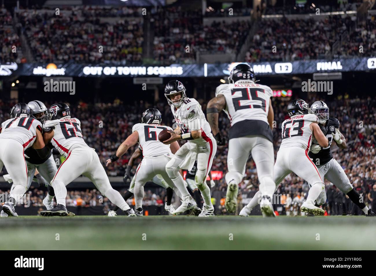 Atlanta Falcons quarterback Kirk Cousins (18) turns to hand off against ...