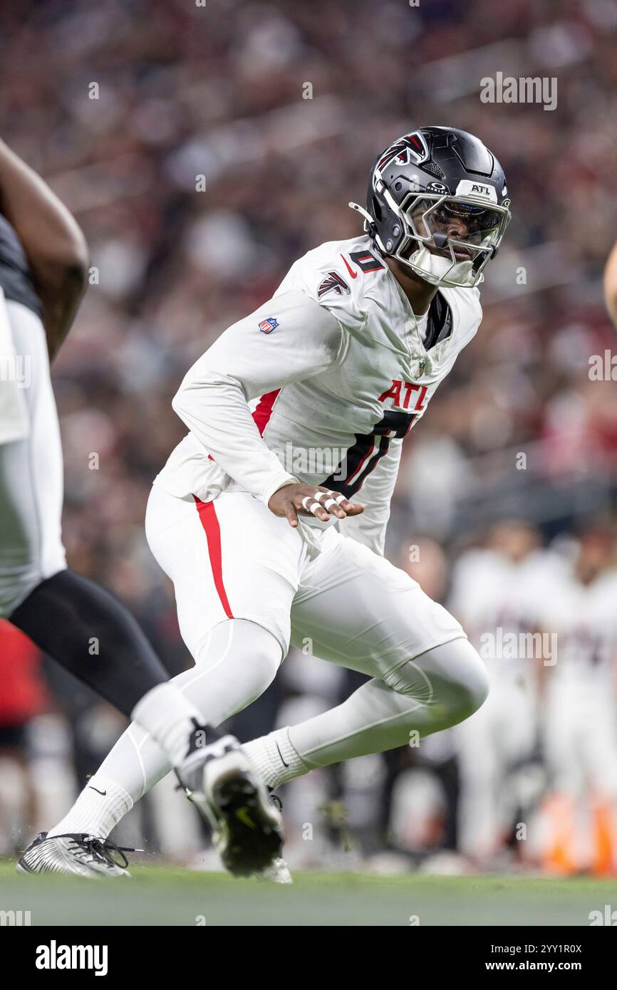 Atlanta Falcons linebacker Lorenzo Carter (0) lines up against the Las ...