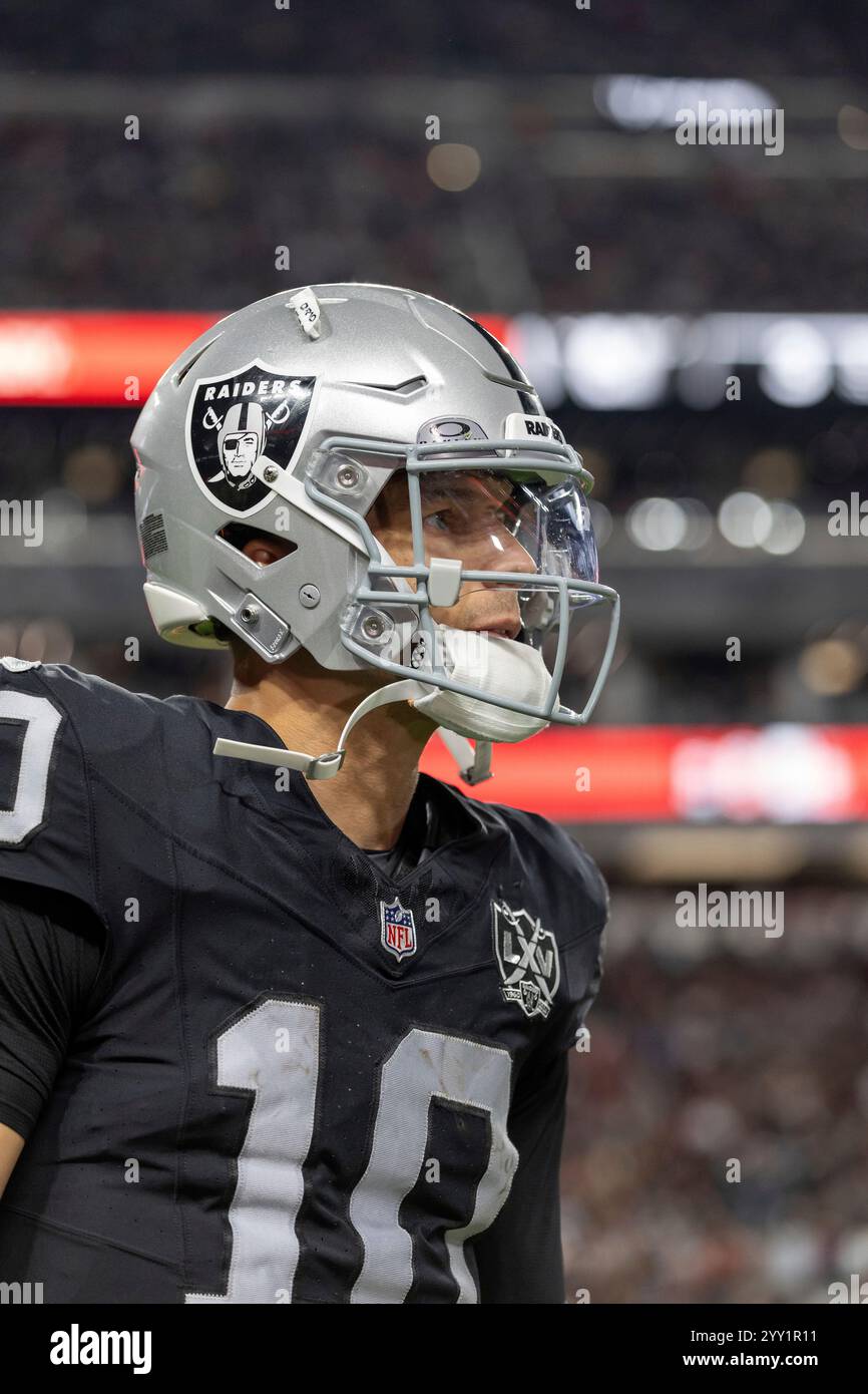 Las Vegas Raiders quarterback Desmond Ridder (10) warms up against the ...