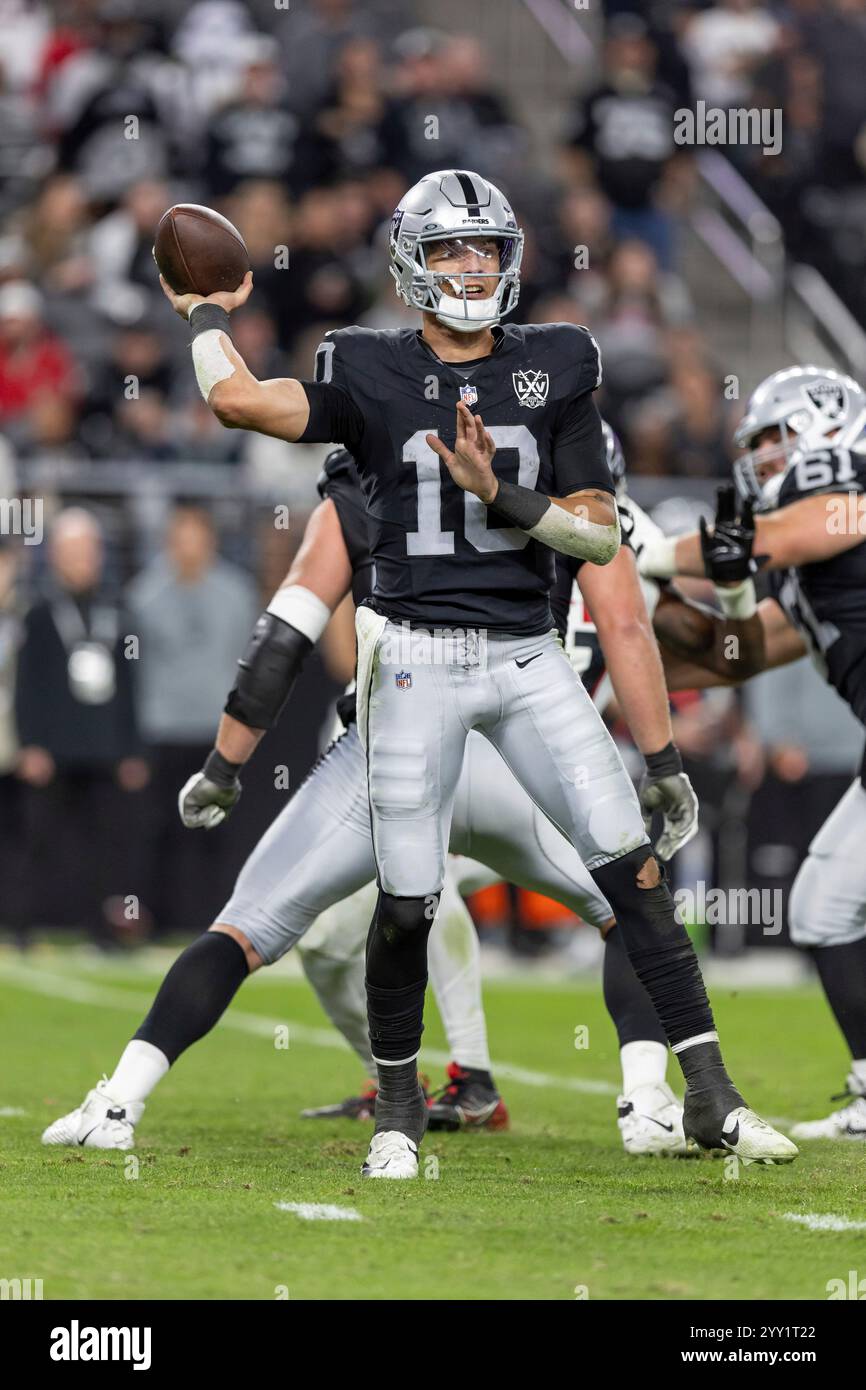 Las Vegas Raiders quarterback Desmond Ridder (10) passes the ball ...