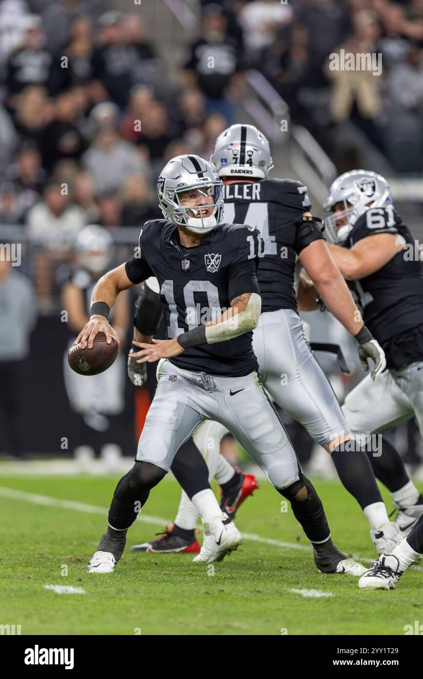 Las Vegas Raiders quarterback Desmond Ridder (10) passes the ball ...