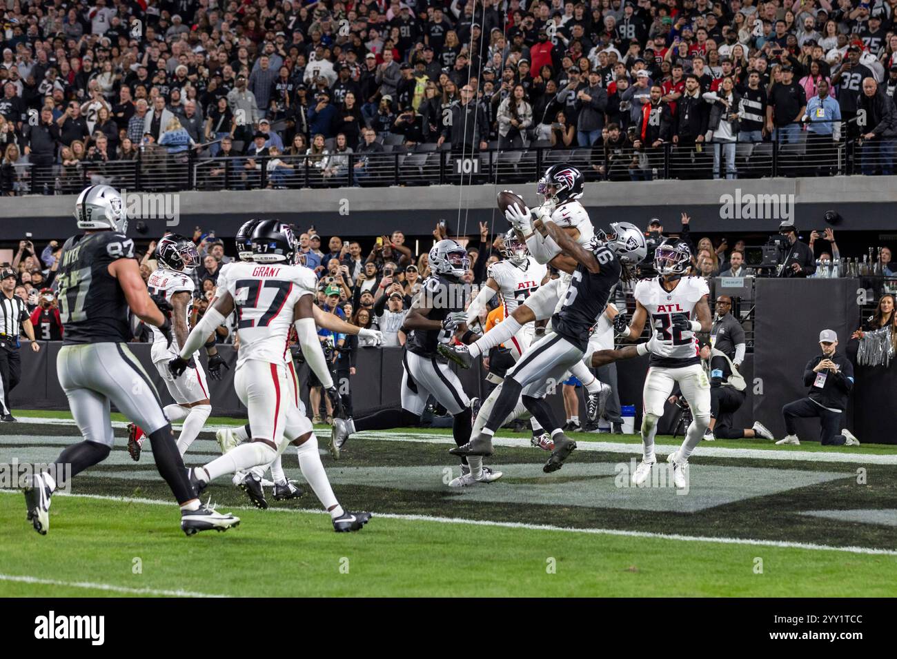 Atlanta Falcons safety Jessie Bates III (3) intercepts a pass to end ...