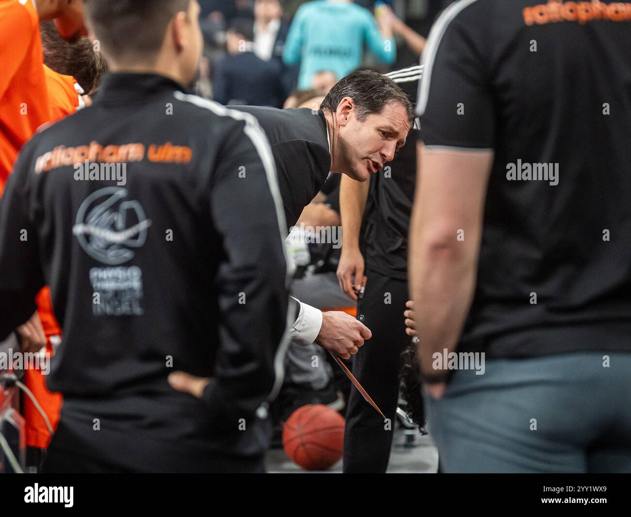 Ty Harrelson, Headcoach (Ratiopharm Ulm) erklaert die Taktik ...