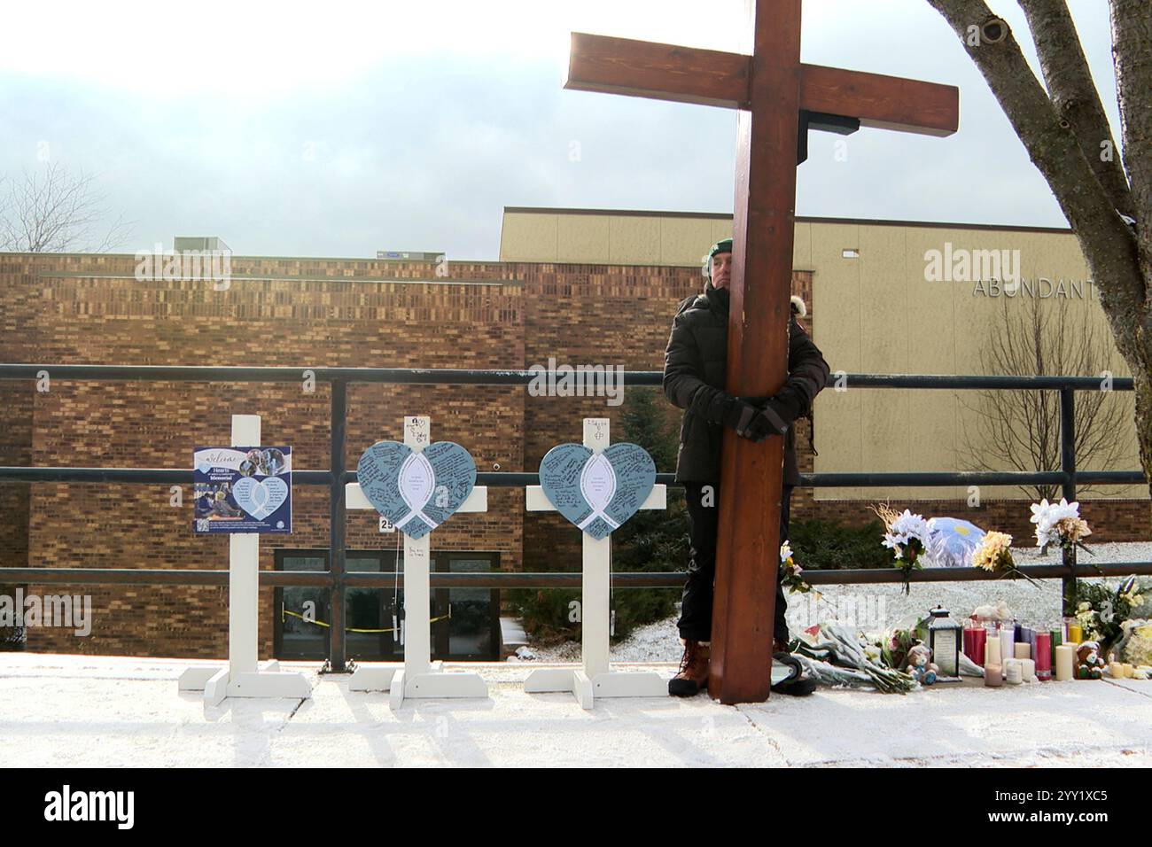 Dan Beazley stands with the homemade cross he brought from Michigan for ...
