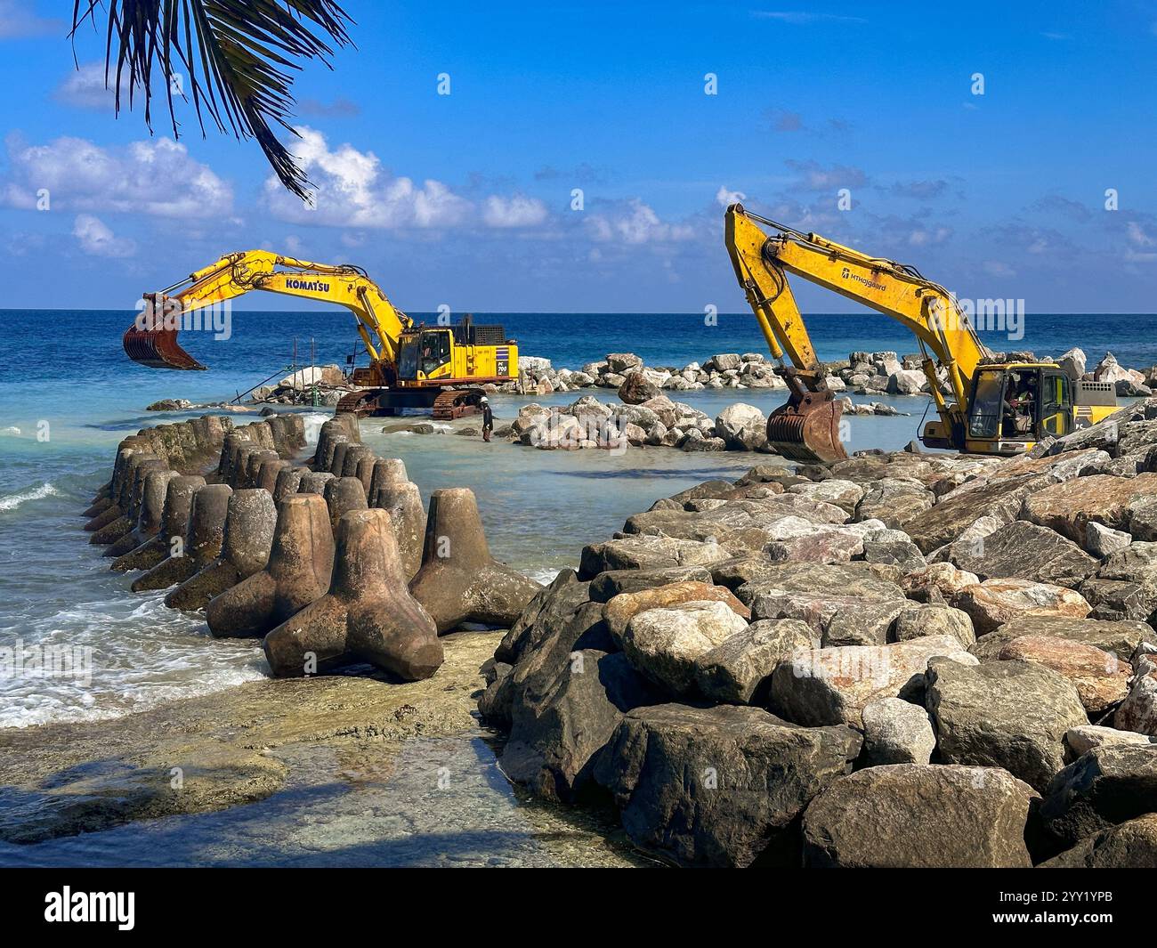 Fuvahmulah, Maldives. 07th Dec, 2024. Workers build a protective dike ...
