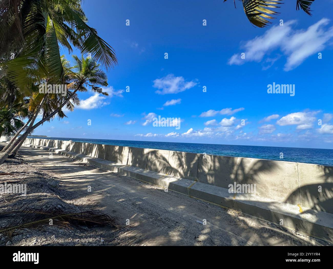 Fuvahmulah, Maldives. 07th Dec, 2024. Workers build a protective dike ...
