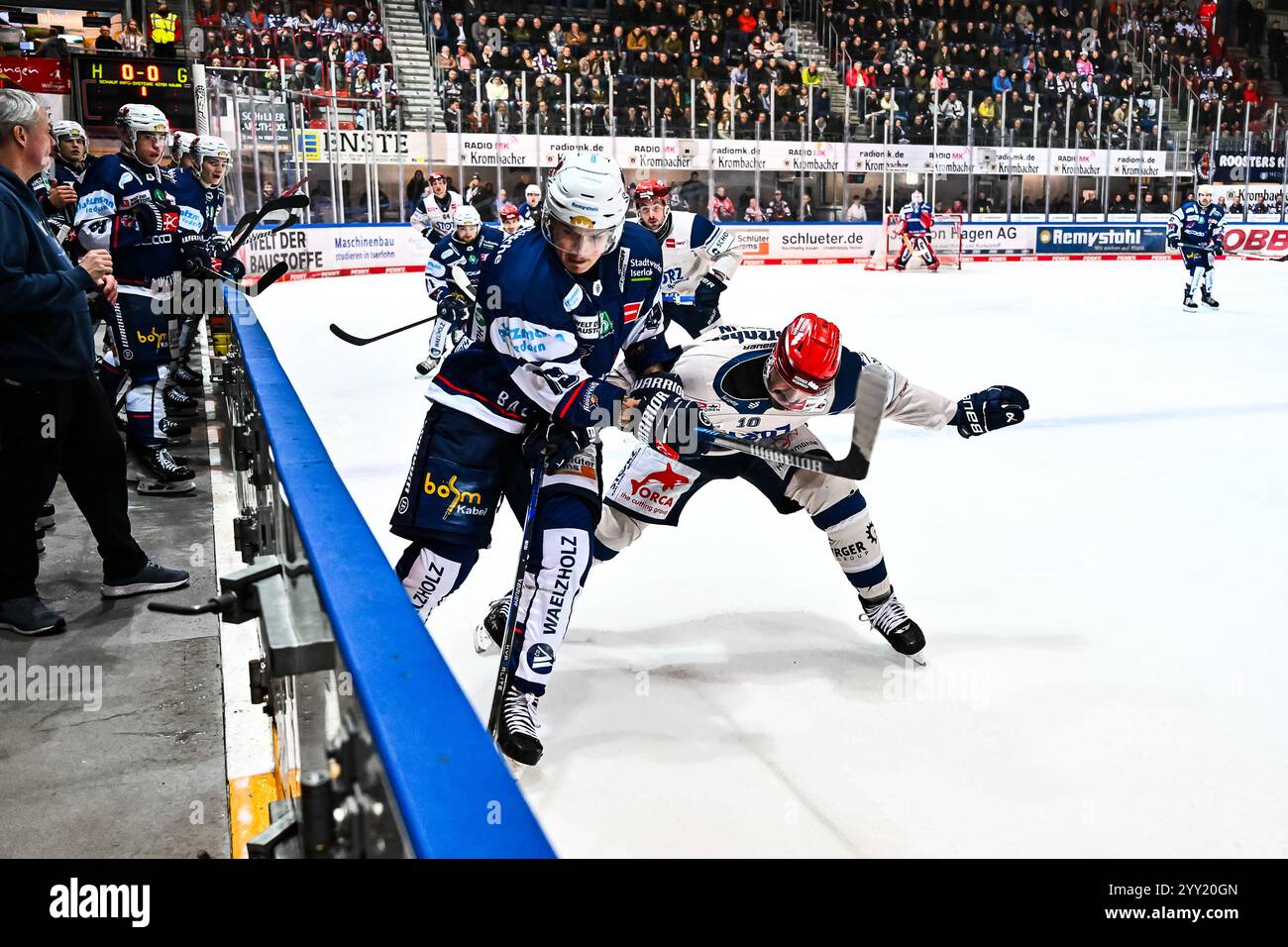 Jake Virtanen (Iserlohn Roosters, #19) Mirko Höfflin (Schwenninger Wild ...