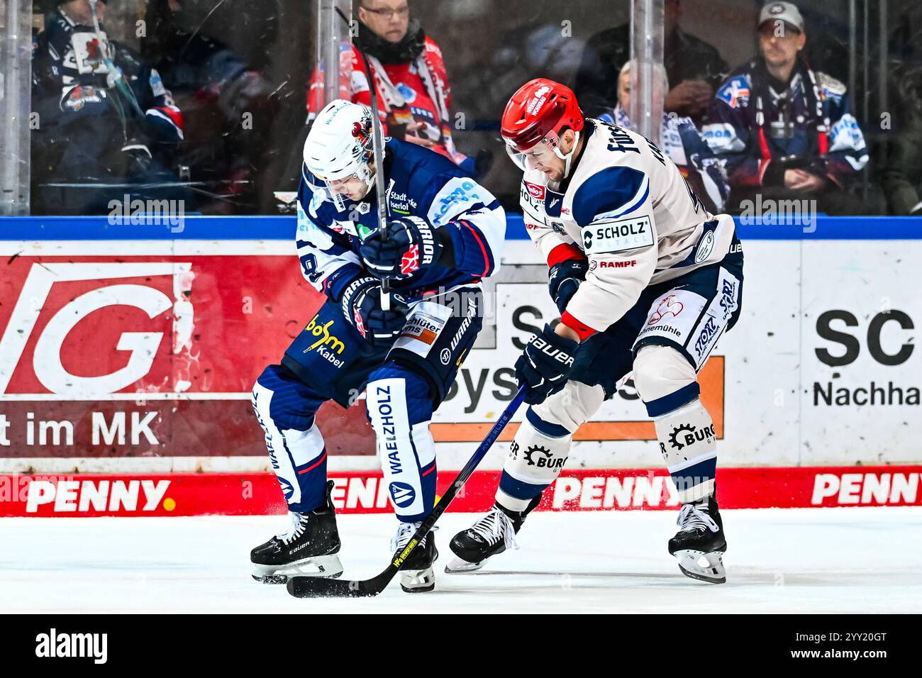 Shane Gersich (Iserlohn Roosters, #9) Alexander Karachun (Schwenninger Wild Wings, #47), GER ...